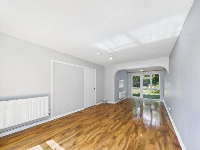 4 bedroom link detached house to rent
