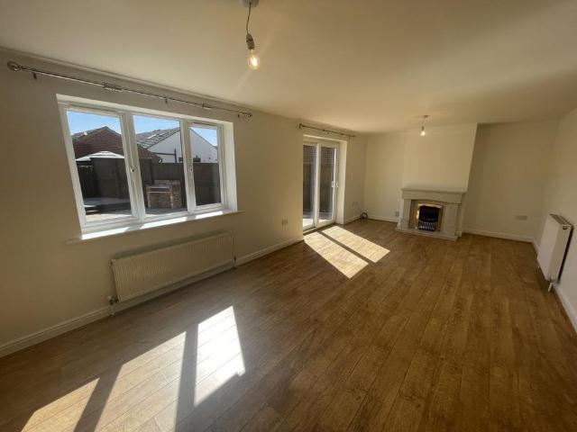 4 bedroom link detached house to rent