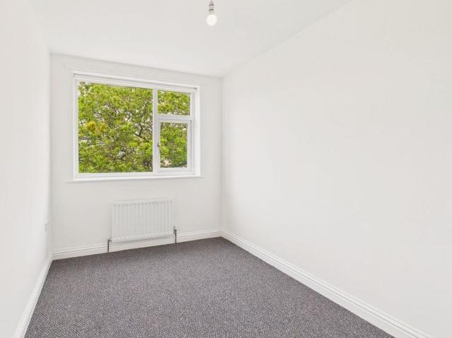 4 bedroom link detached house to rent