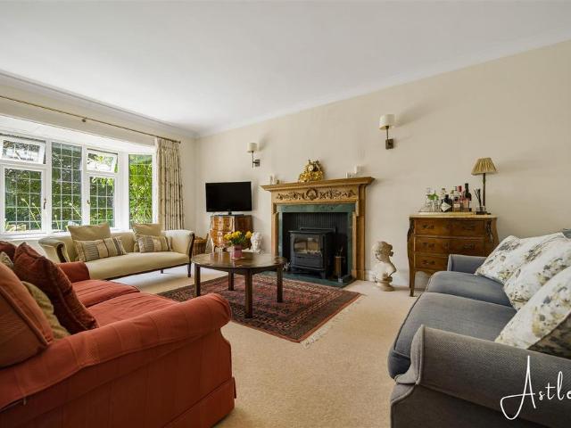 4 bedroom link detached house for sale