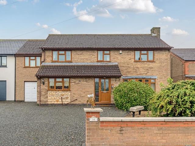 4 bedroom link detached house for sale