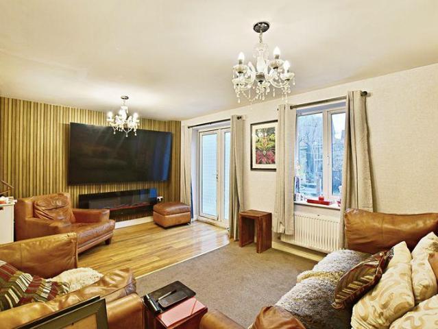 4 bedroom link detached house for sale