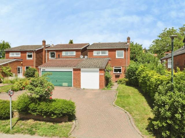 4 bedroom link detached house for sale