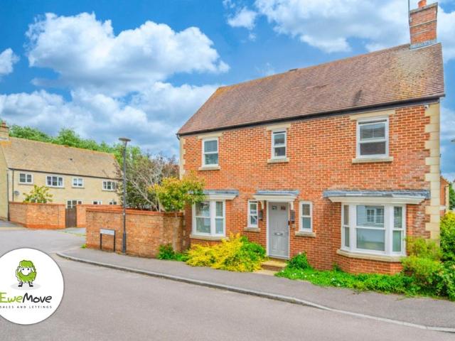 4 bedroom link detached house for sale