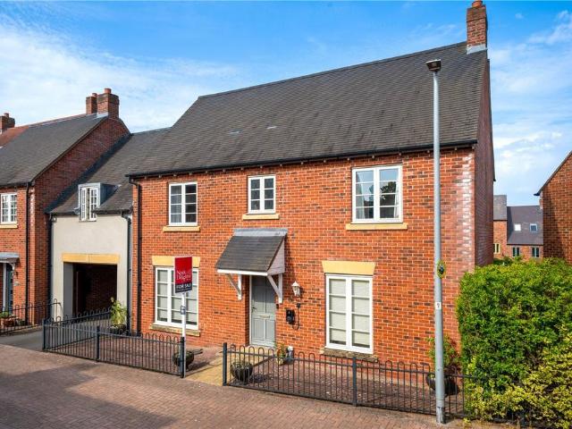 4 bedroom link detached house for sale