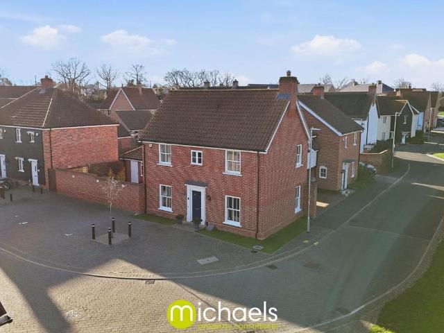 4 bedroom link detached house for sale
