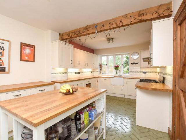 4 bedroom link detached house for sale