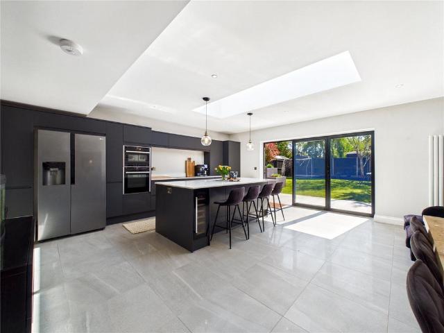 4 bedroom link detached house for sale