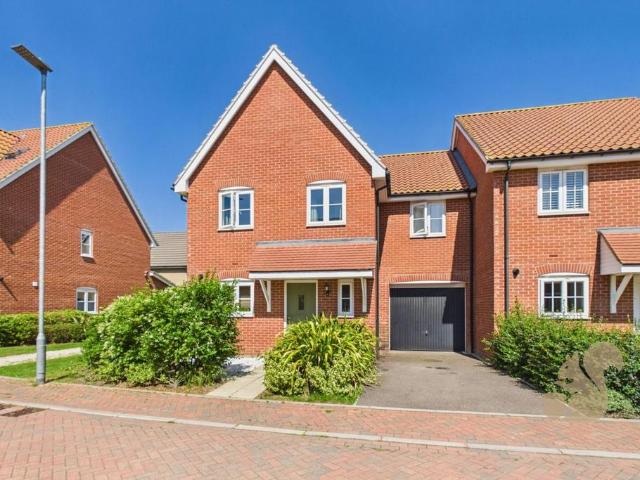 4 bedroom link detached house for sale