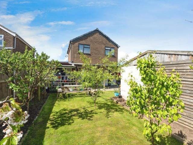4 bedroom link detached house for sale