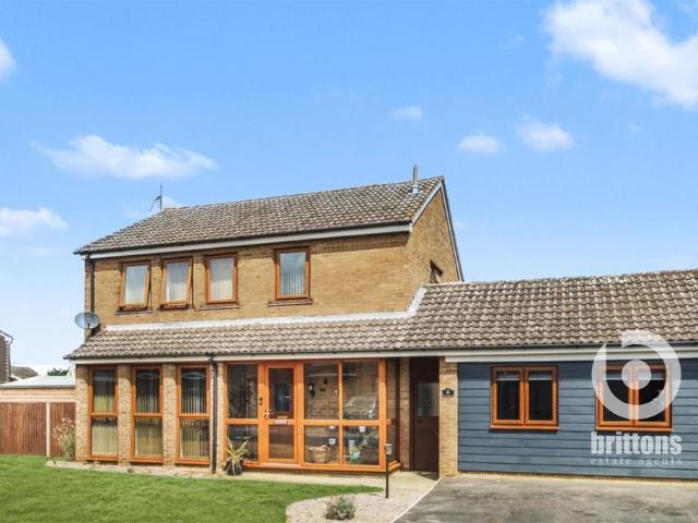 4 bedroom link detached house for sale