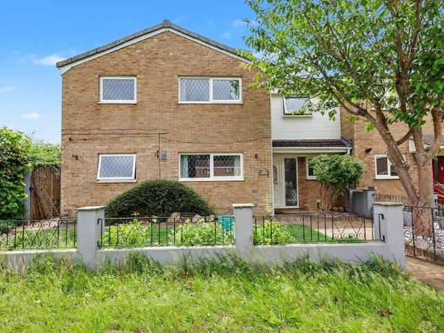 4 bedroom link detached house for sale