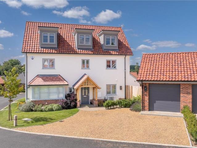 4 bedroom link detached house for sale