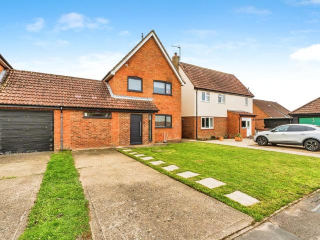 4 bedroom link detached house for sale
