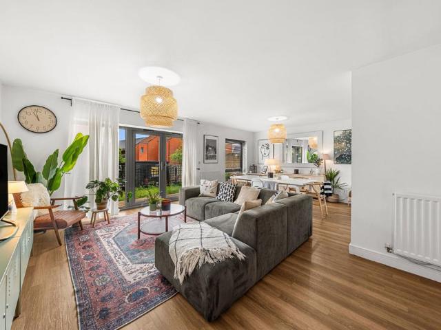 4 bedroom link detached house for sale