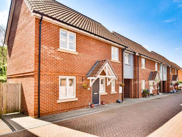 4 bedroom link detached house for sale