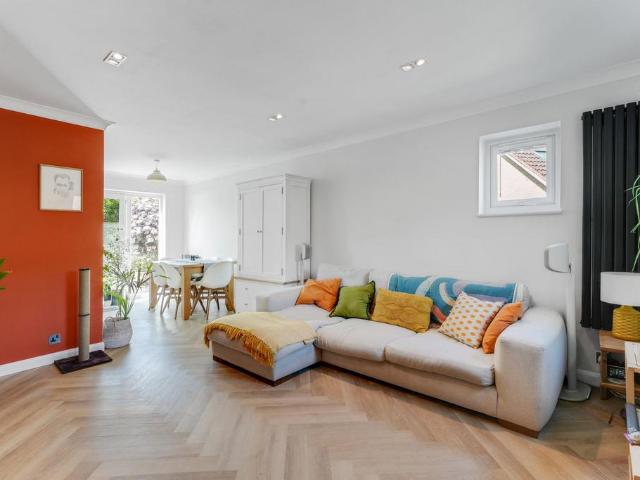 4 bedroom link detached house for sale
