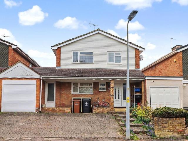 4 bedroom link detached house for sale