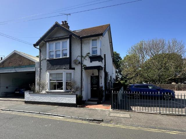 4 bedroom link detached house for sale