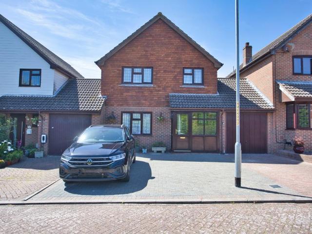 4 bedroom link detached house for sale