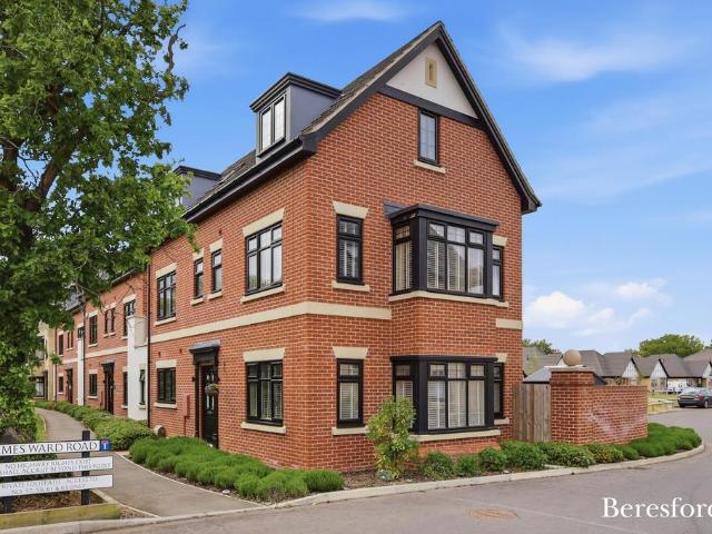 4 bedroom link detached house for sale