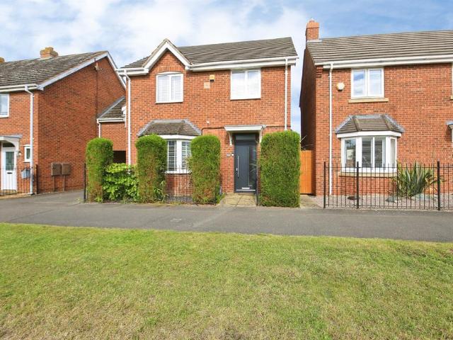 4 bedroom link detached house for sale