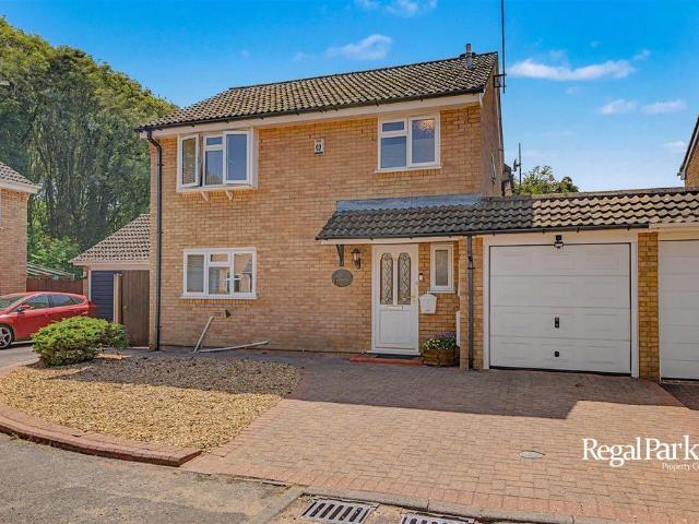 4 bedroom link detached house for sale