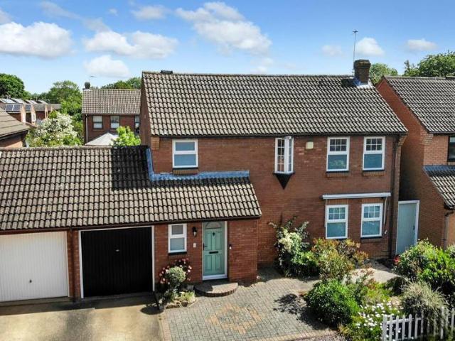 4 bedroom link detached house for sale