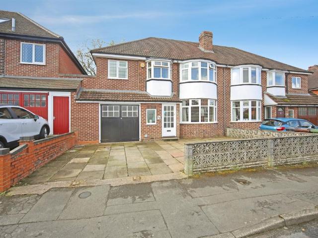 4 bedroom link detached house for sale