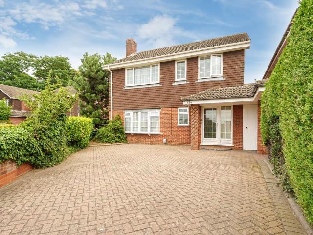 4 bedroom link detached house for sale
