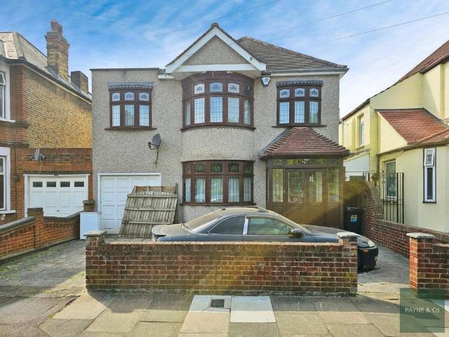 4 bedroom link detached house for sale