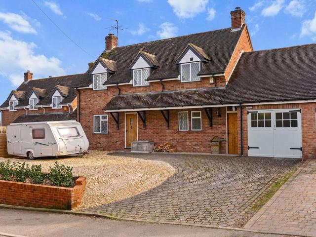 3 bedroom link detached house for sale