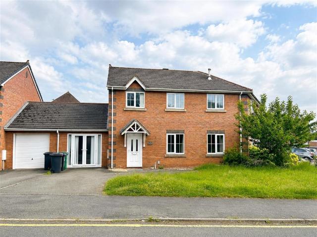 4 bedroom link detached house for sale