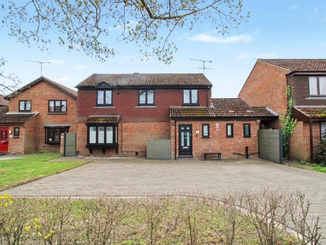 4 bedroom link detached house for sale