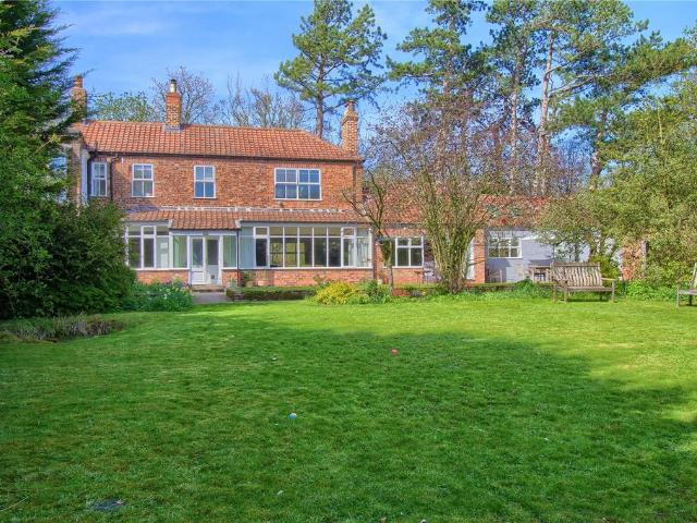 4 bedroom link detached house for sale