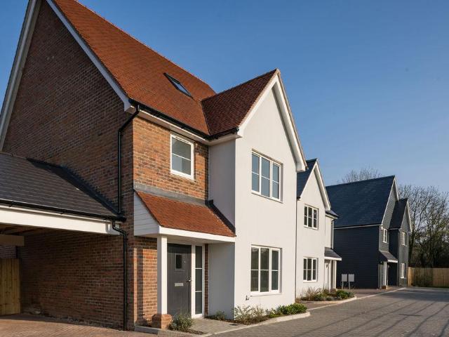 4 bedroom link detached house for sale