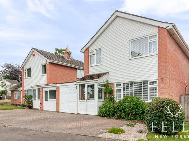 4 bedroom link detached house for sale