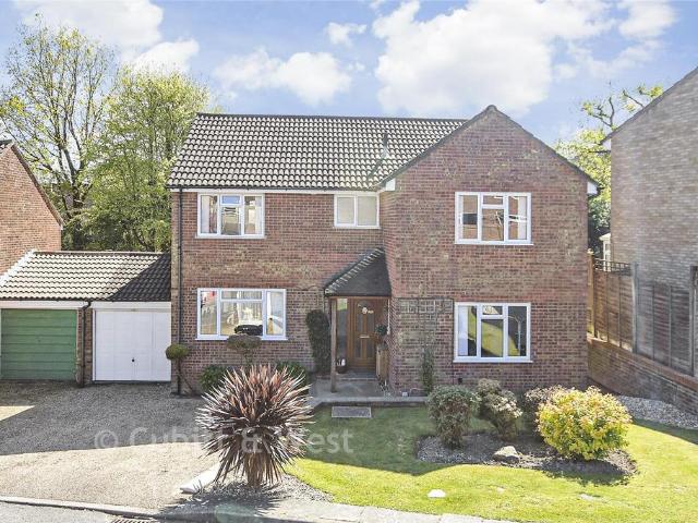 4 bedroom link detached house for sale