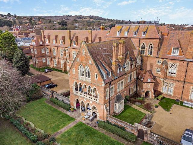 4 bedroom link detached house for sale