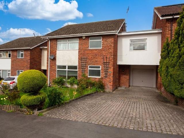 4 bedroom link detached house for sale