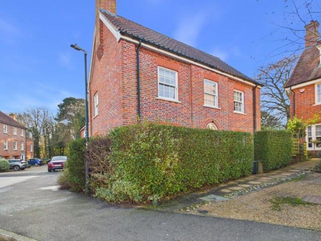 4 bedroom link detached house for sale