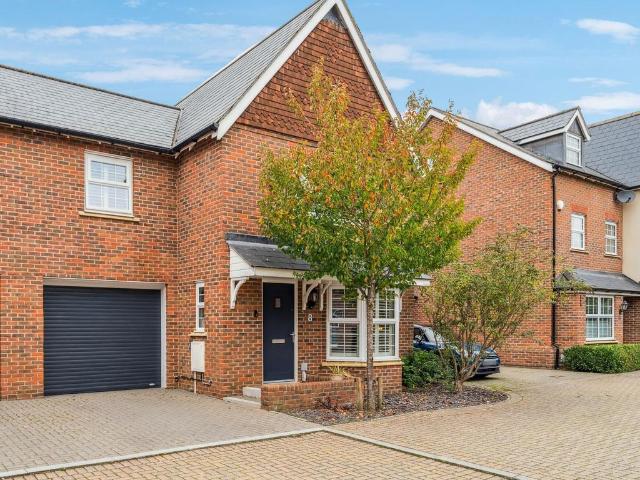4 bedroom link detached house for sale