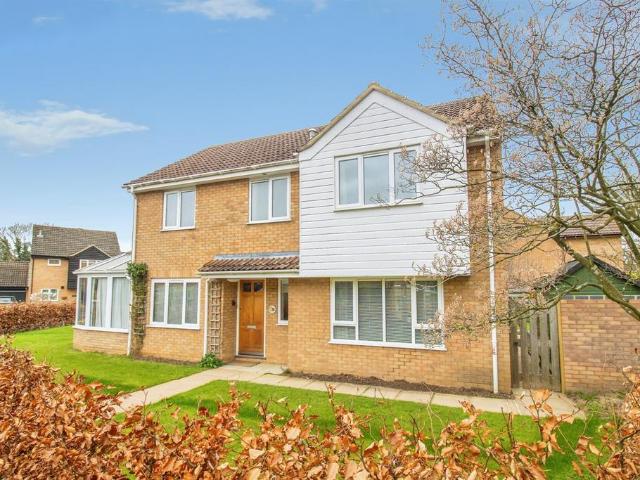 4 bedroom link detached house for sale