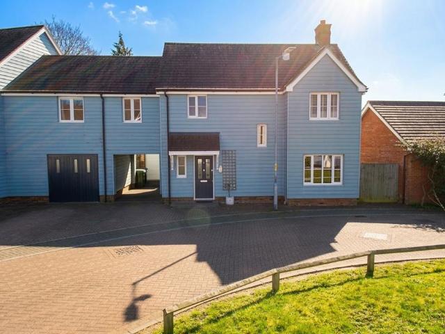 4 bedroom link detached house for sale