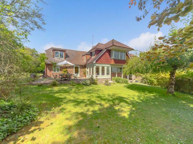 4 bedroom link detached house for sale