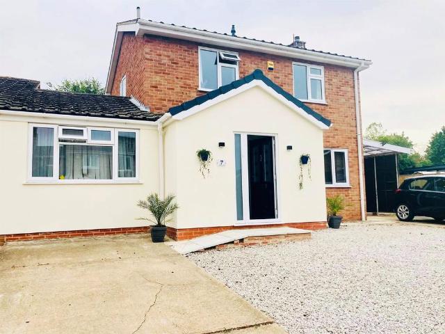 4 bedroom link detached house for sale
