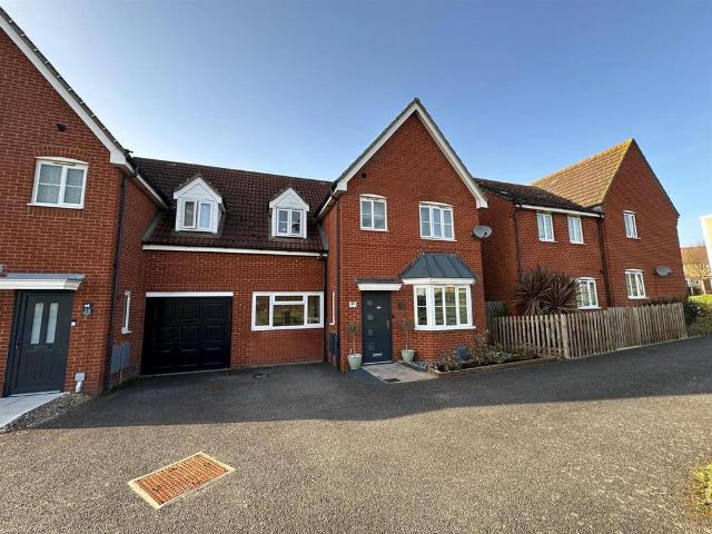 4 bedroom link detached house for sale