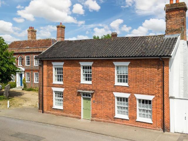 4 bedroom link detached house for sale