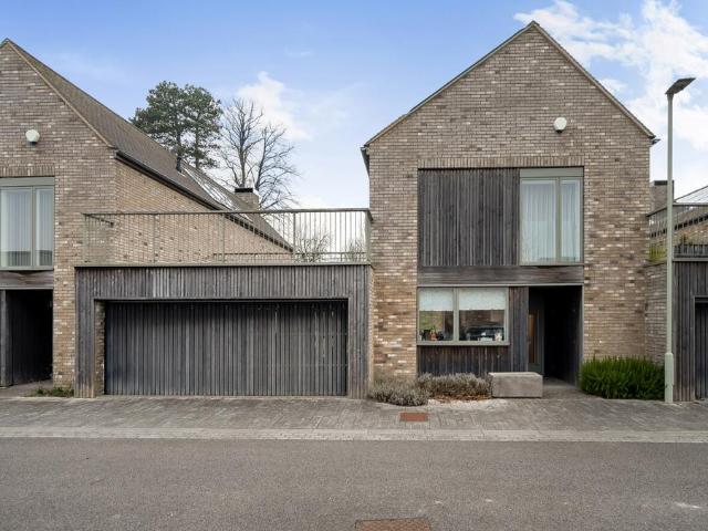 4 bedroom link detached house for sale