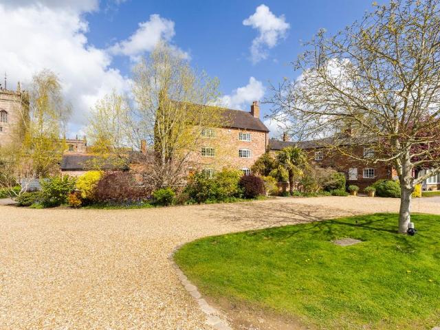 4 bedroom link detached house for sale